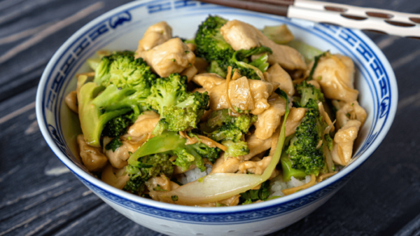 Chinesisch gebratenes Hähnchen mit Gemüse – Einfach, schnell und ...