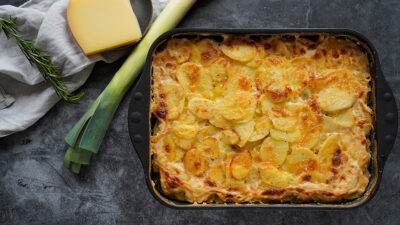 Kartoffel-Lauch-Auflauf mit Hackfleisch und Käse überbacken - Thomas ...
