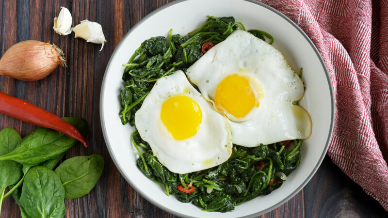 Frischen Blattspinat zubereiten - so einfach geht's - Thomas kocht ...